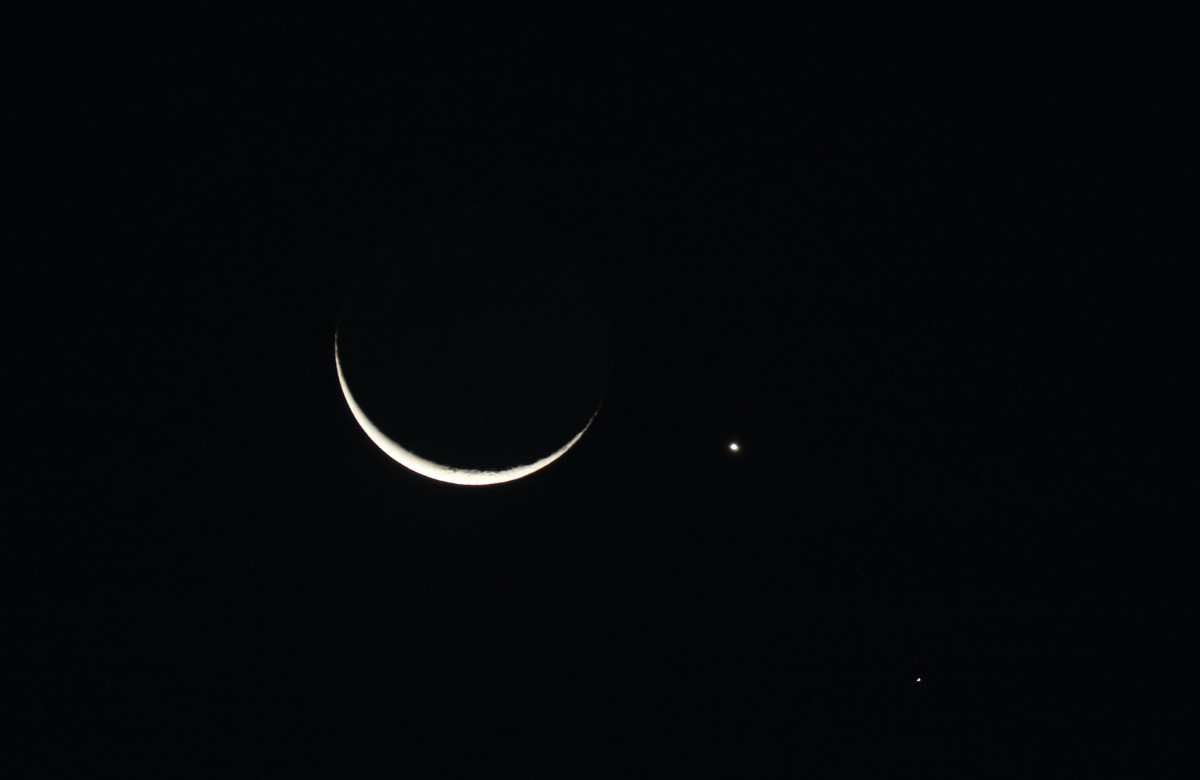 Photo of the Week: Moon, Venus, and Regulus Conjunction - Lireo Designs